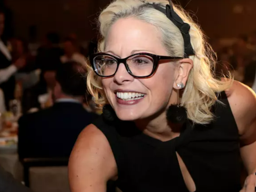 La senadora estadounidense Kyrsten Sinema abandona el Partido Demócrata ...